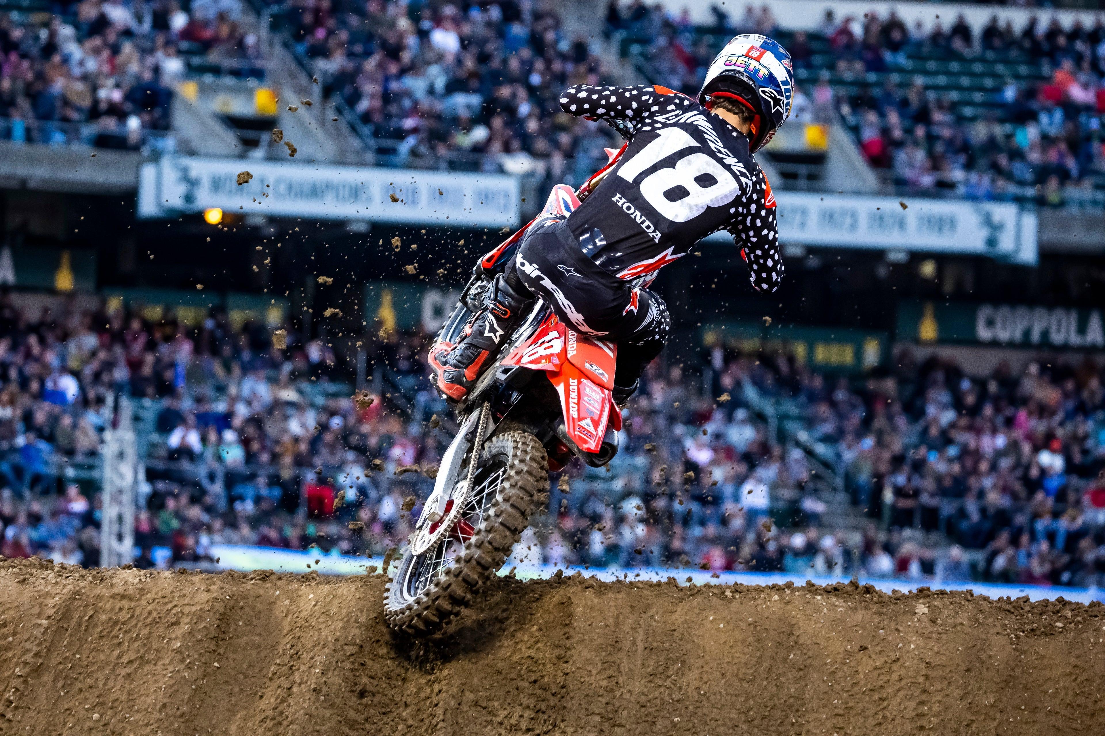 Hochfliegender Jett Lawrence in einer eigenen Klasse im 250SX West Rac